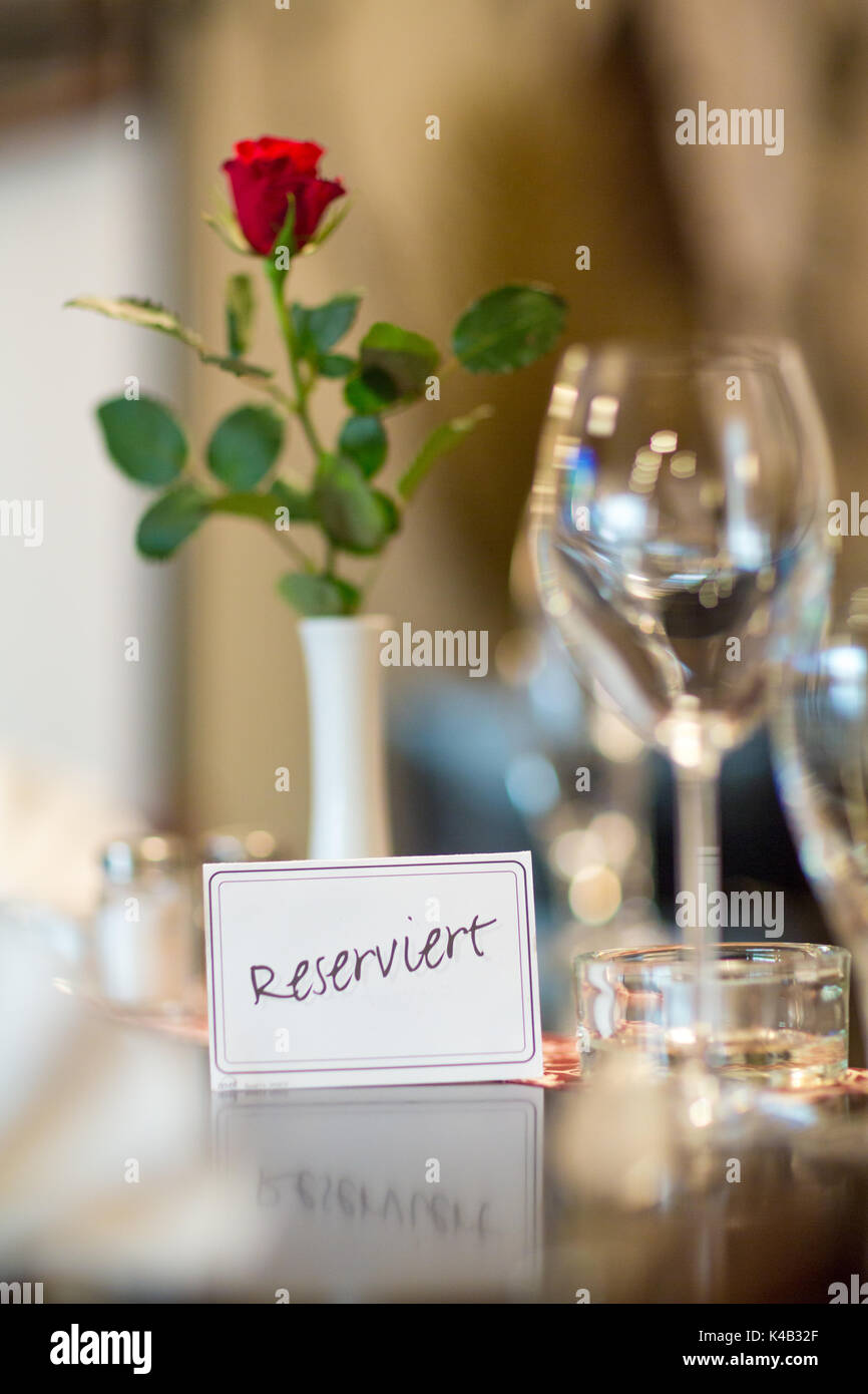 Restaurant reserved table sign -Fotos und -Bildmaterial in hoher ...