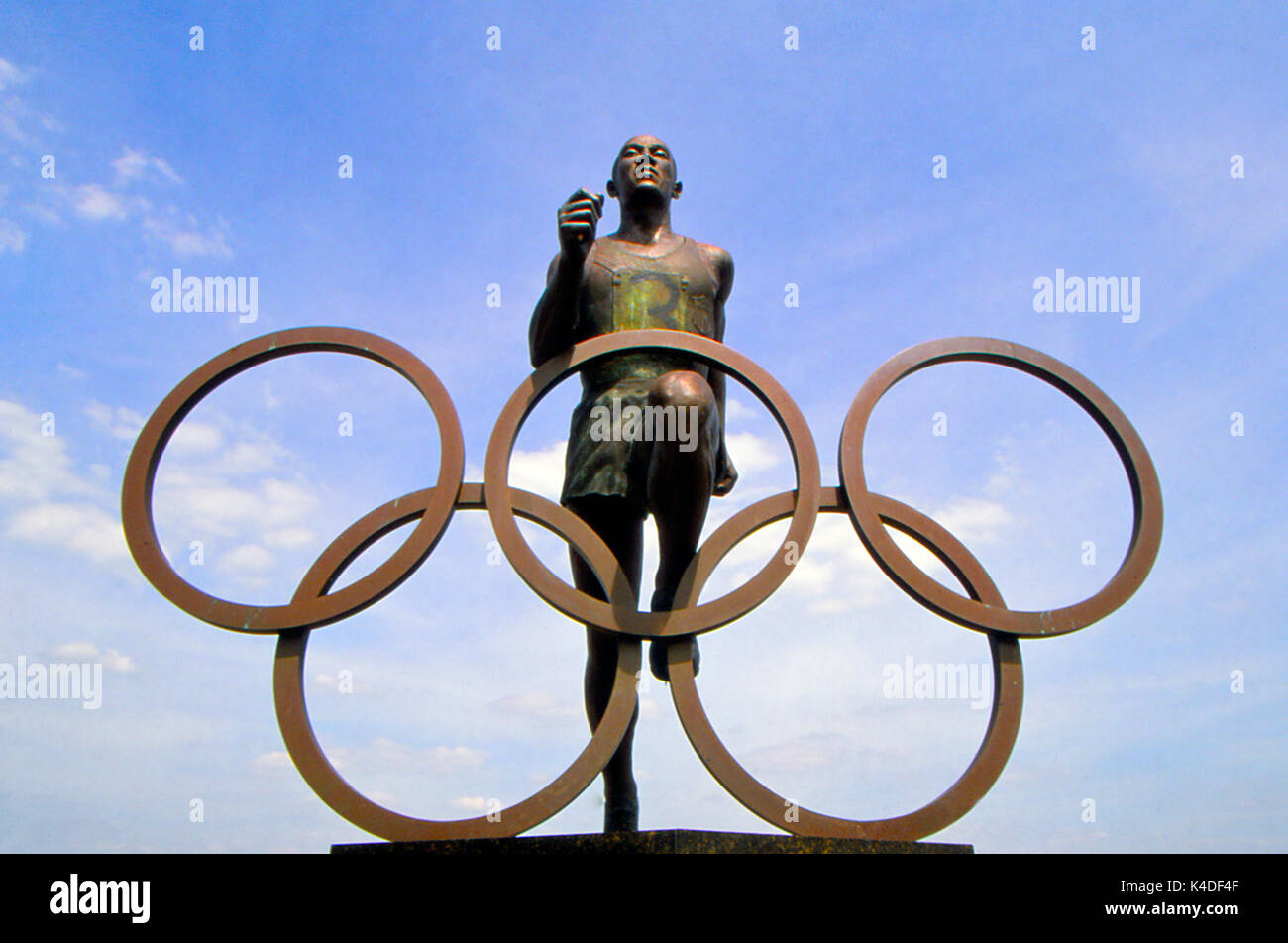 Eine Statue von Jesse Owens, berühmten Olympian (1936), begrüßt die ...