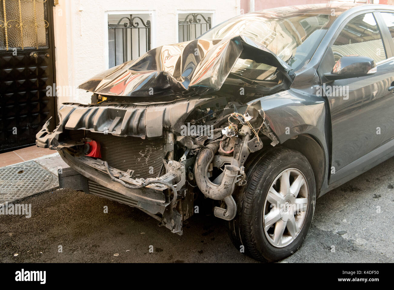 Damaged car -Fotos und -Bildmaterial in hoher Auflösung – Alamy