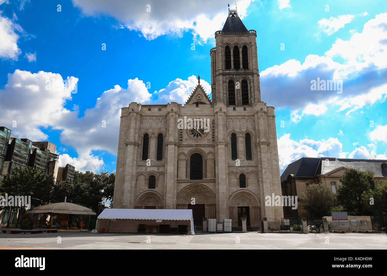 Basilika saint denis tür -Fotos und -Bildmaterial in hoher Auflösung – Alamy