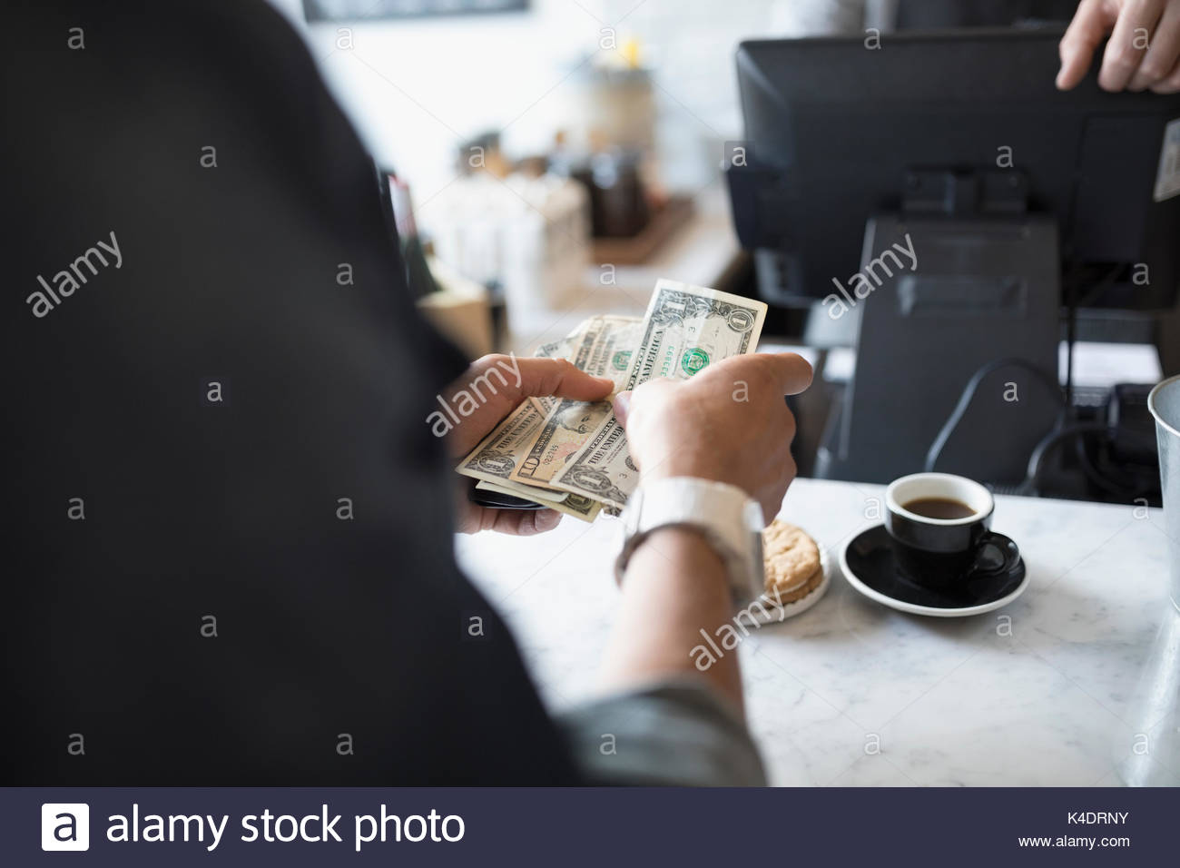 Bar counter -Fotos und -Bildmaterial in hoher Auflösung – Alamy