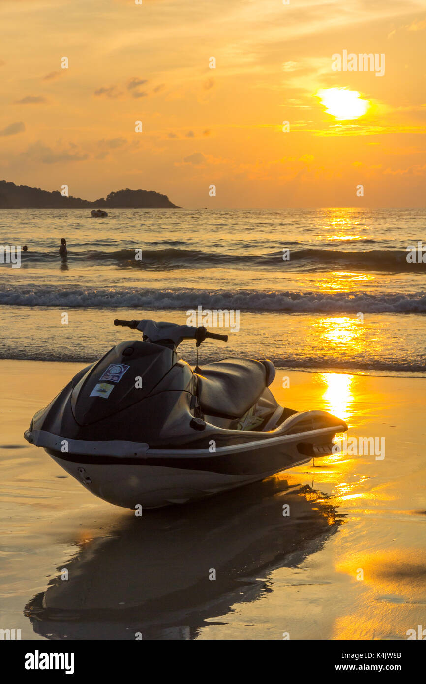 Jet ski bei Sonnenuntergang am Strand Patong, Phuket, Thailand ...