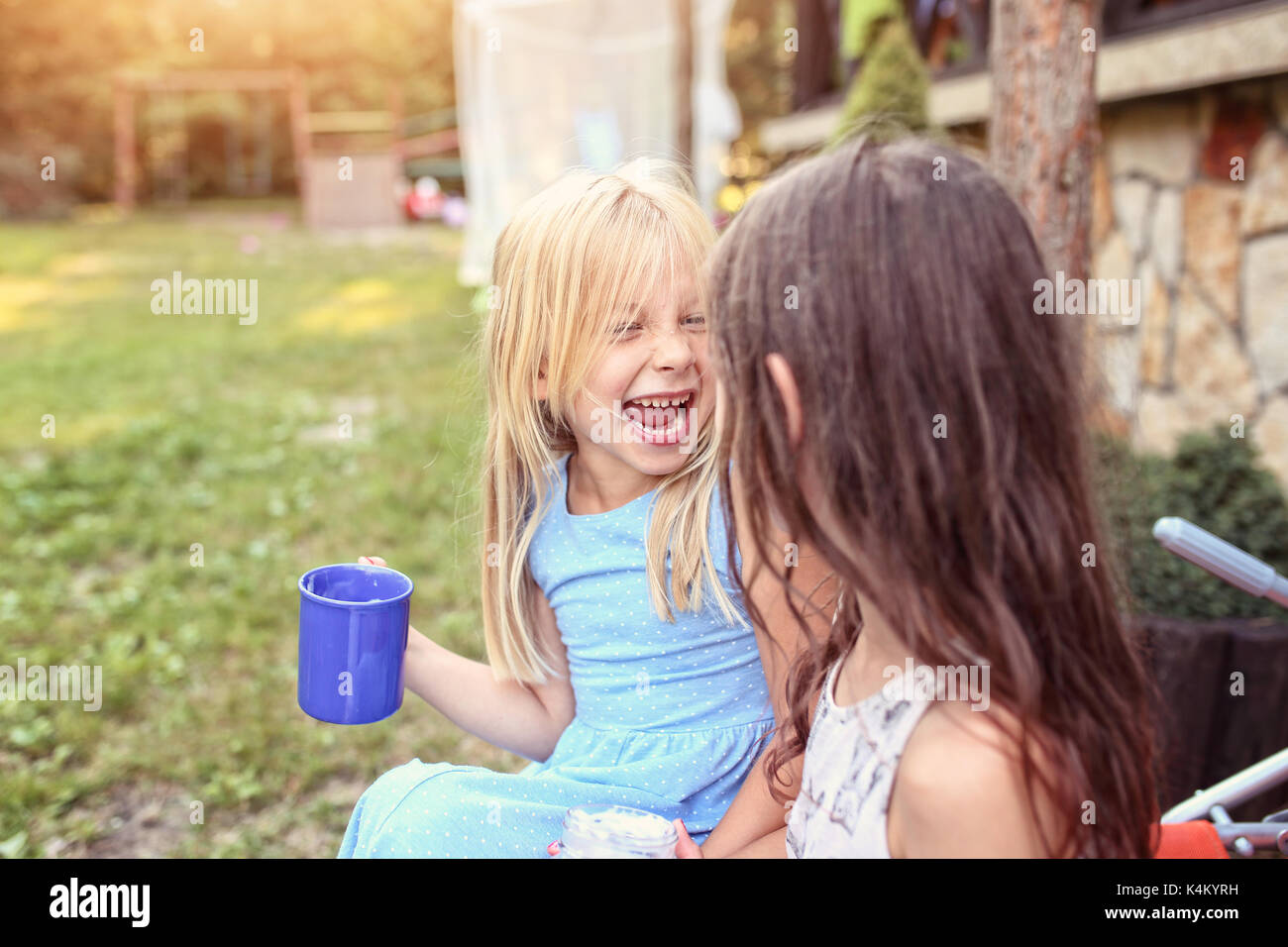 Freunde verbringen -Fotos und -Bildmaterial in hoher Auflösung – Alamy