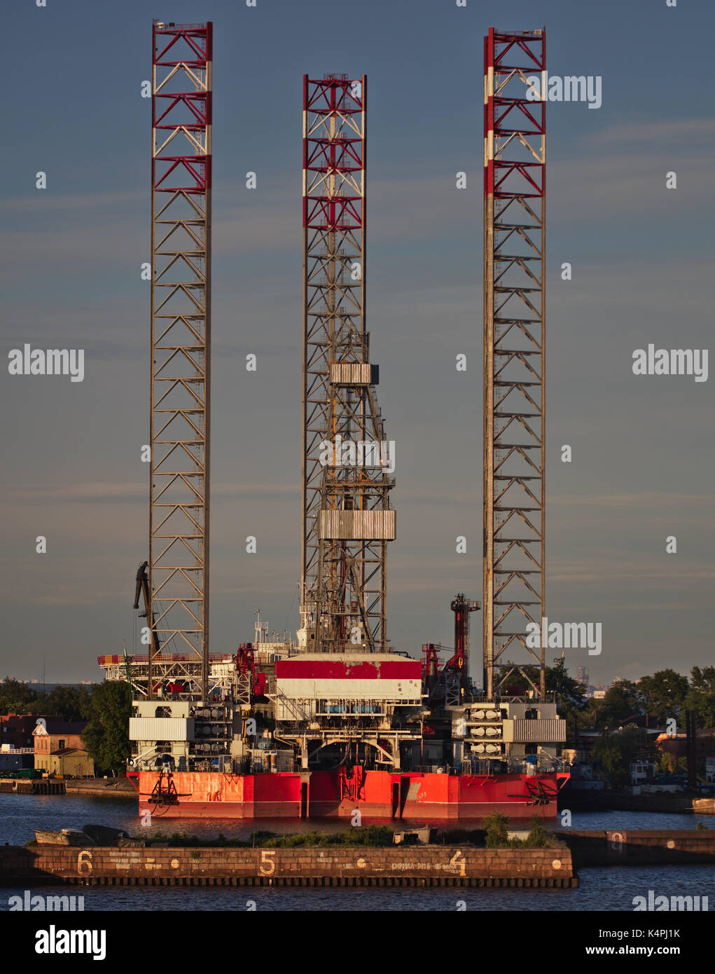 Jack up rig festgemacht -Fotos und -Bildmaterial in hoher Auflösung – Alamy