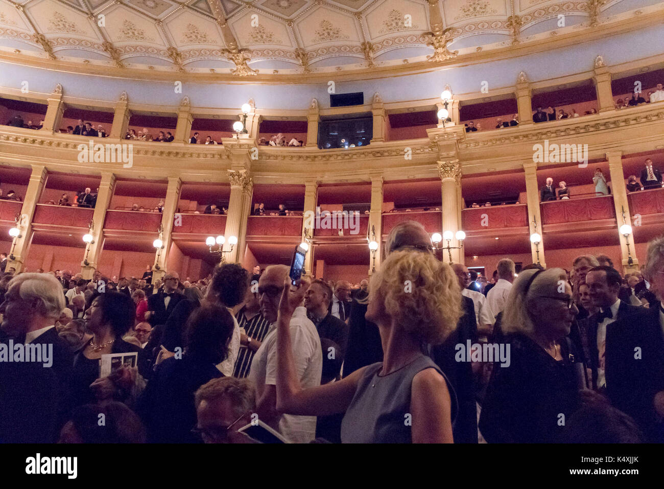 Opera audience -Fotos und -Bildmaterial in hoher Auflösung – Alamy
