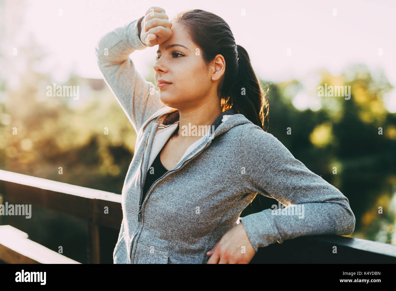 Woman jogging tired out -Fotos und -Bildmaterial in hoher Auflösung – Alamy