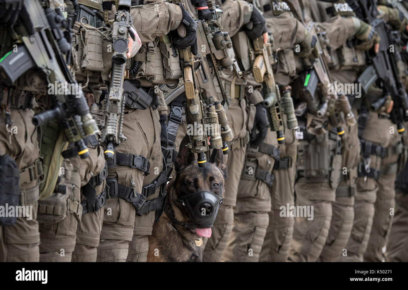 Police commando -Fotos und -Bildmaterial in hoher Auflösung – Alamy
