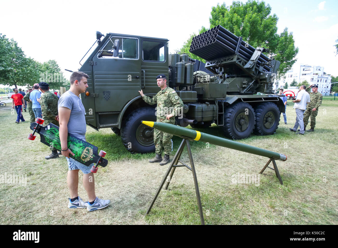 ZAGREB, KROATIEN - 28. MAI 2017: Menschen sightseeing Multiple Launch ...