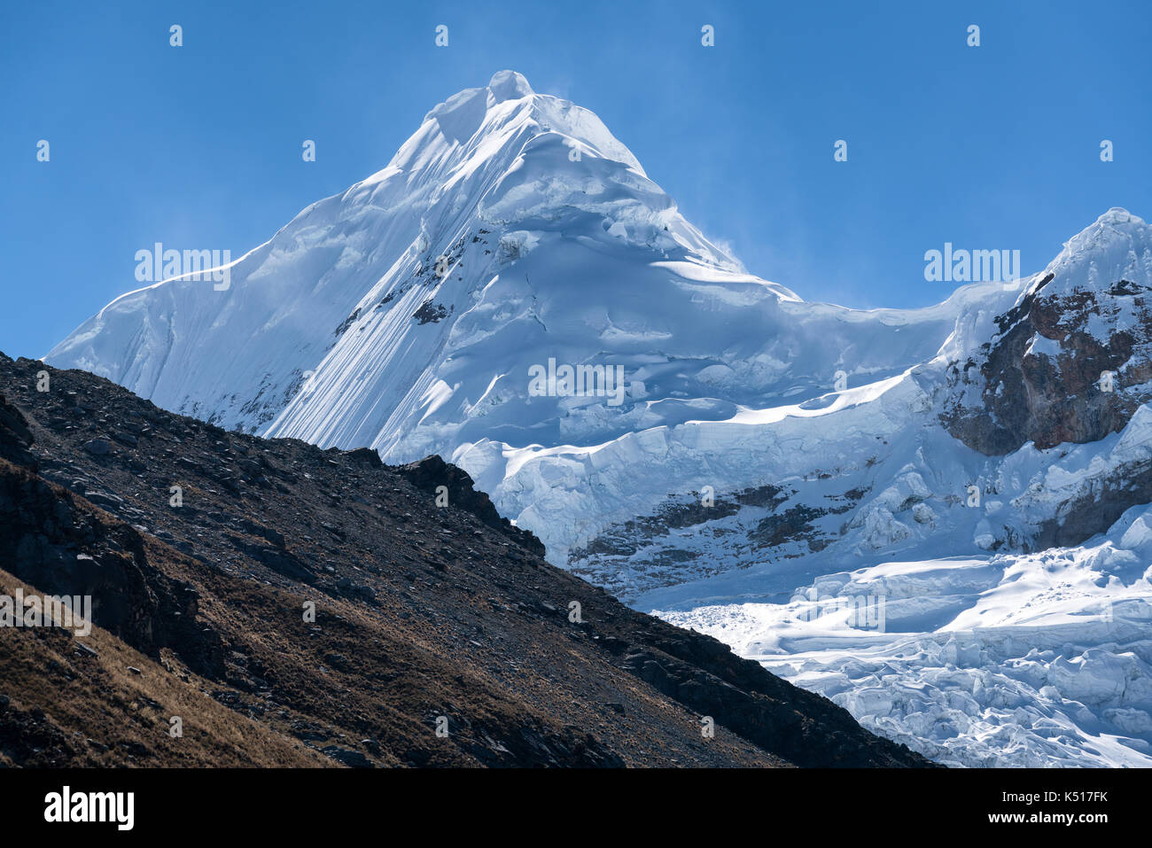 Tocllaraju Berg in ishinca Tal, Cordillera Blanca, Peru Stockfotografie ...