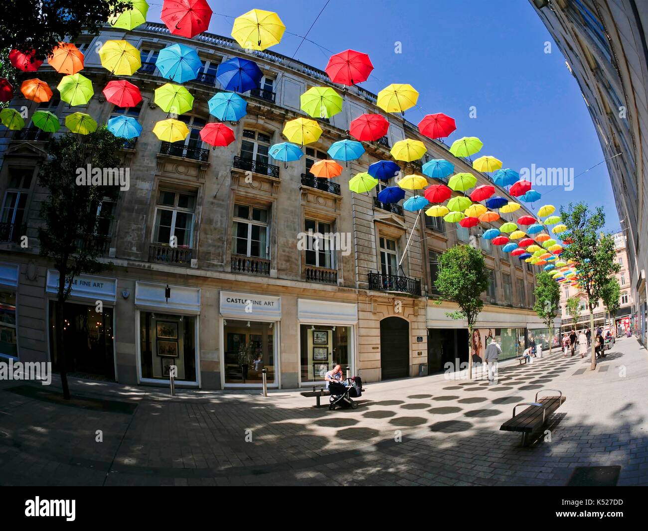 Farbige brollies -Fotos und -Bildmaterial in hoher Auflösung – Alamy