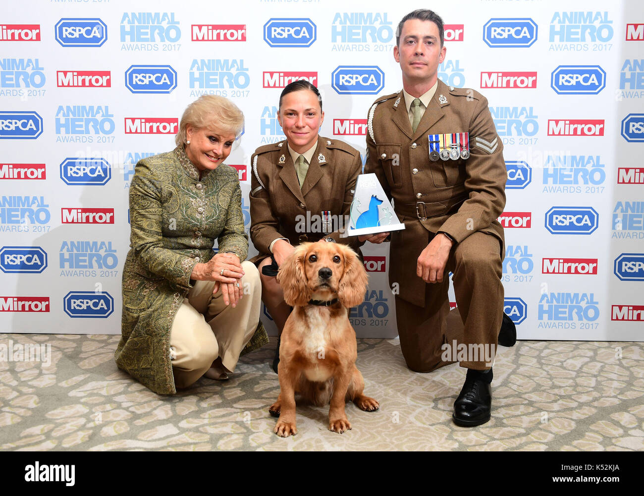 Angela Rippon (links) mit Sam, Gewinner des 2. Öffentlichen Dienst Tier ...