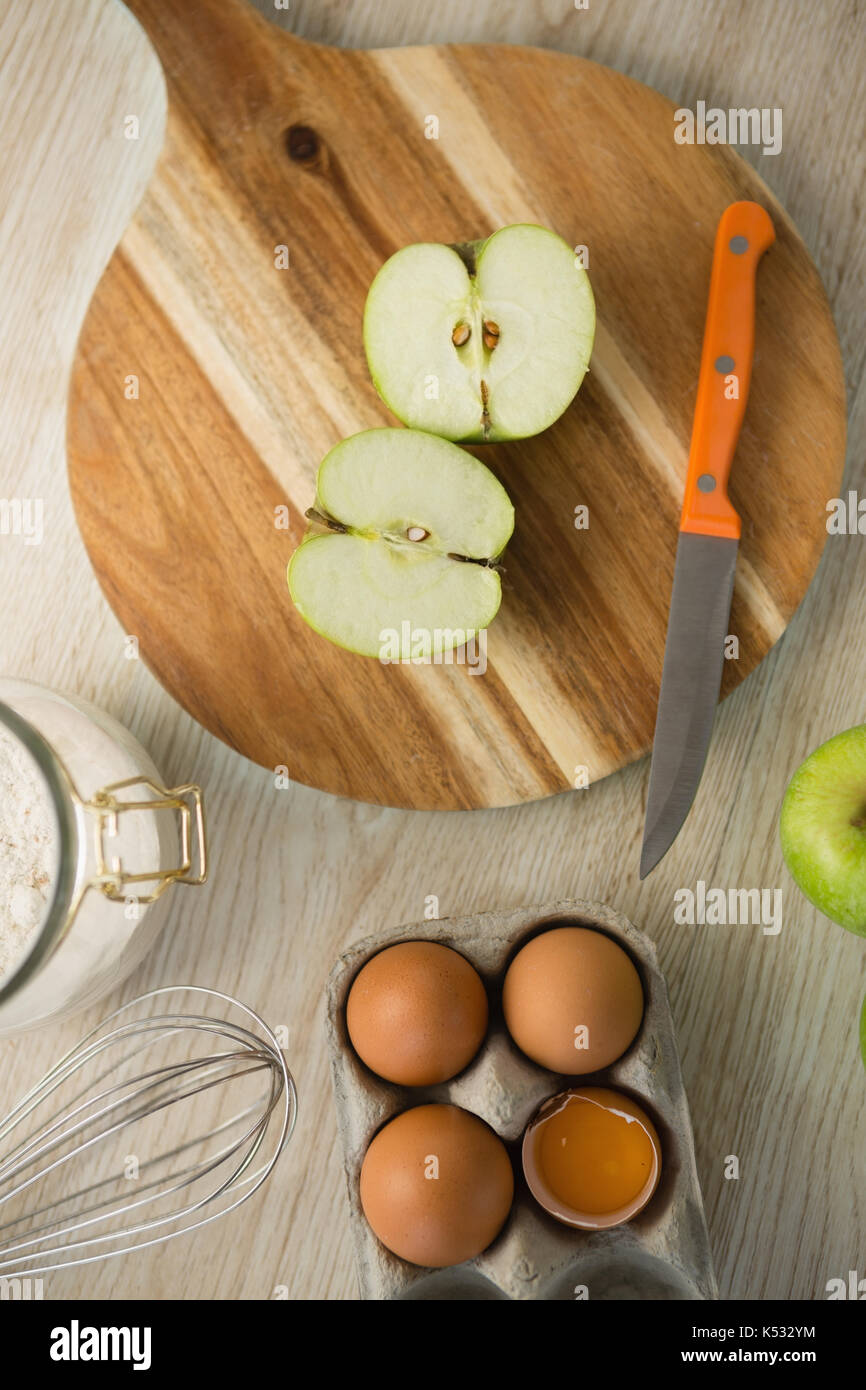 Apple halved -Fotos und -Bildmaterial in hoher Auflösung – Alamy