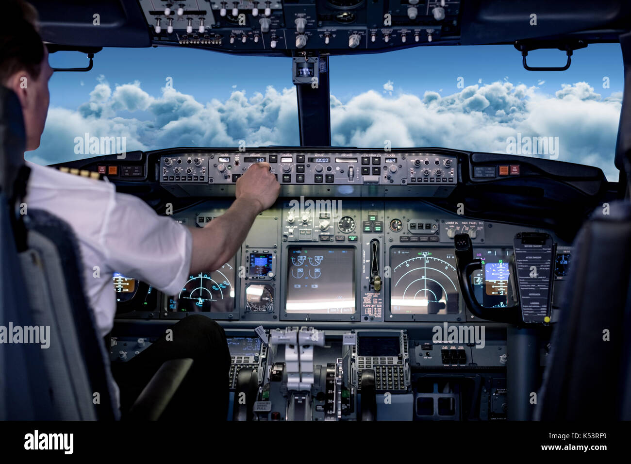 Young Pilot Sitting In Cockpit Stockfotos und -bilder Kaufen - Alamy