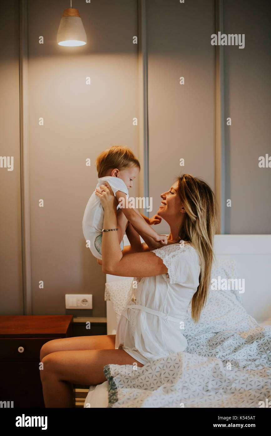 Sohn und mutter im bett -Fotos und -Bildmaterial in hoher Auflösung – Alamy