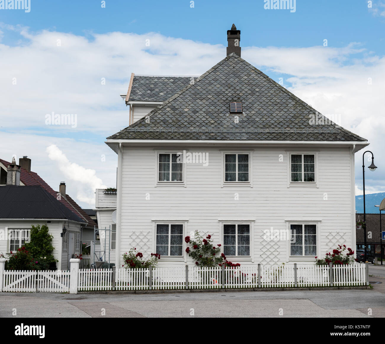 Typische Holzhäuser in Weiß im Dorf Vik in Norwegen am Sognefjord ...