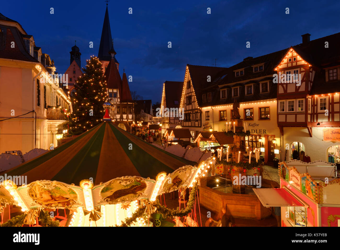 Weihnachtsmarkt auf dem Marktplatz in der Altstadt von Michelstadt im ... Weihnachtsmarkt auf dem Marktplatz in der Altstadt von Michelstadt im ...
