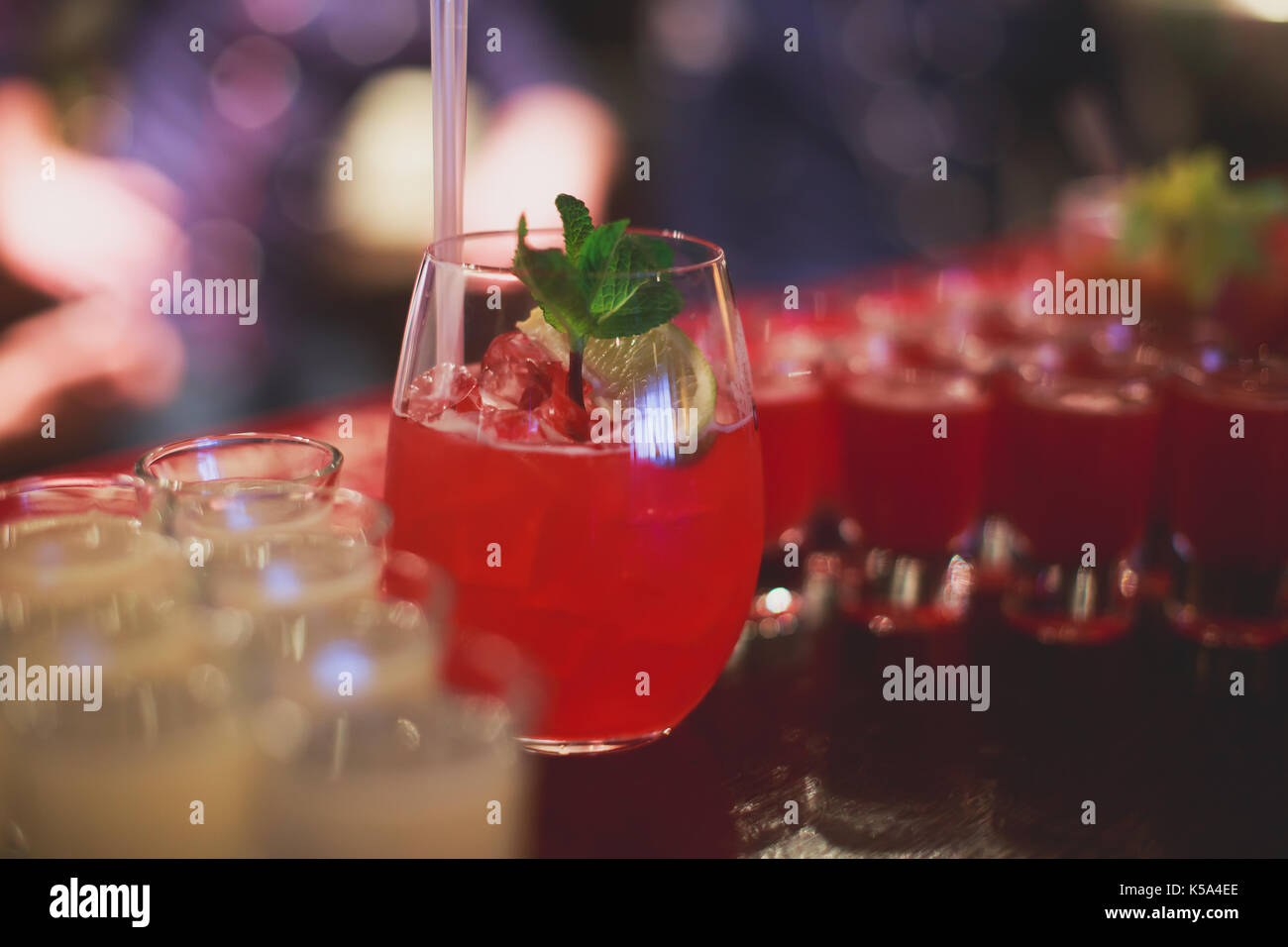 Schöne Linie von verschiedenen farbigen Cocktails auf einer Open Air ...