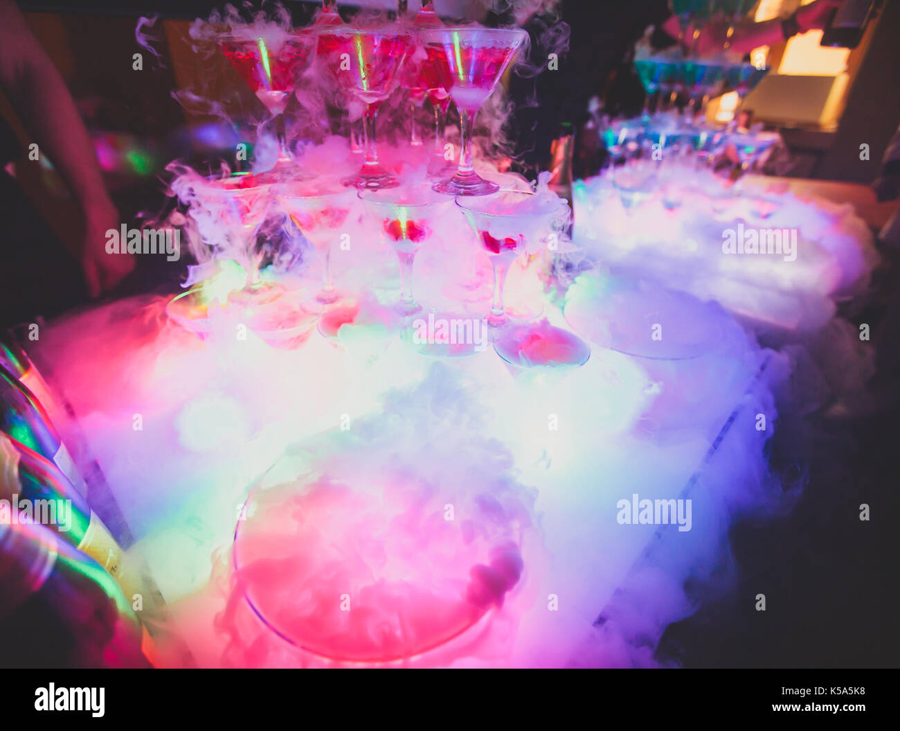 Schöne Linie von verschiedenen farbigen Cocktails auf einer Open Air ...