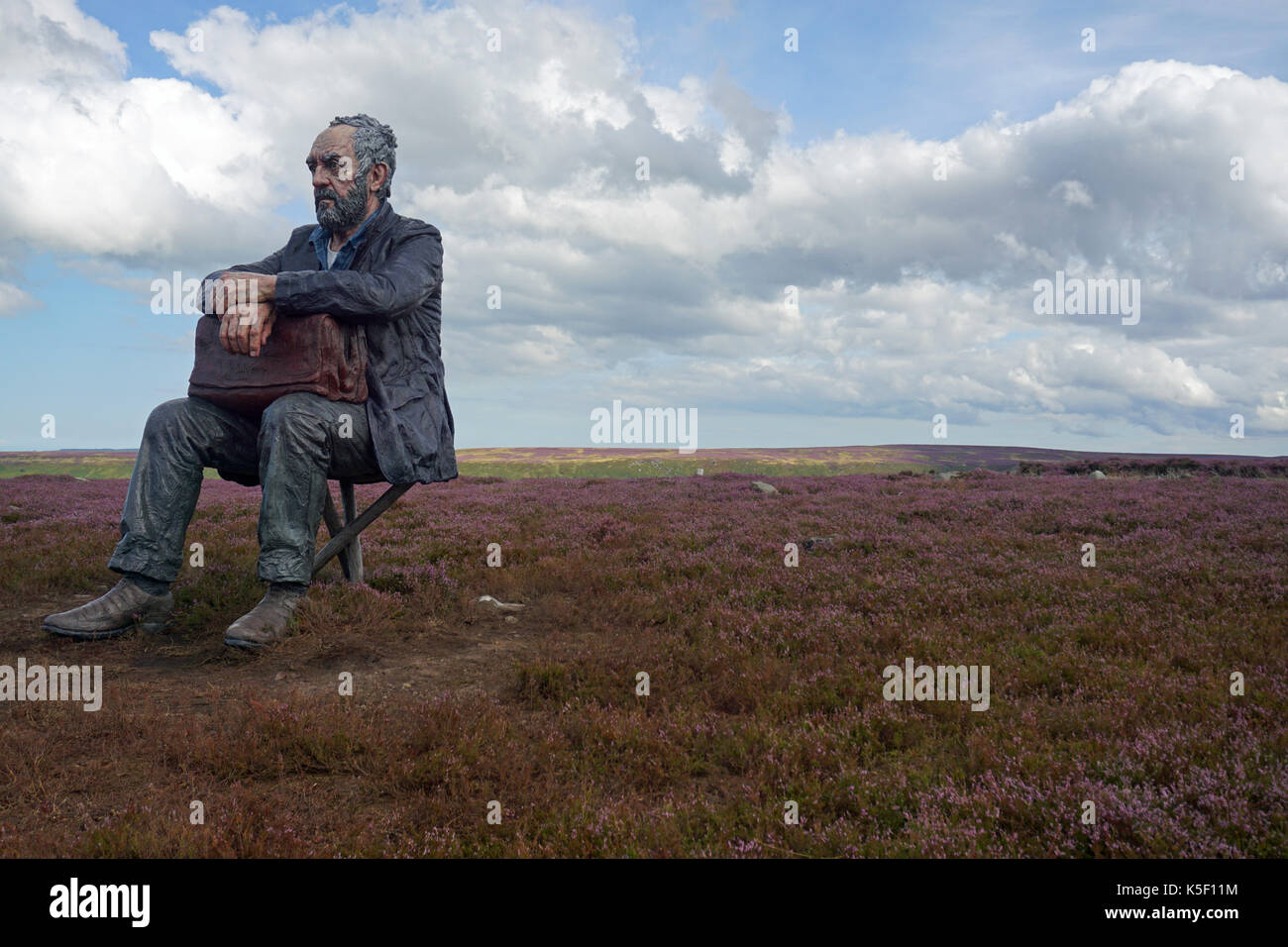 Bronzestatue mann sitzt Stockfotos und -bilder Kaufen - Alamy