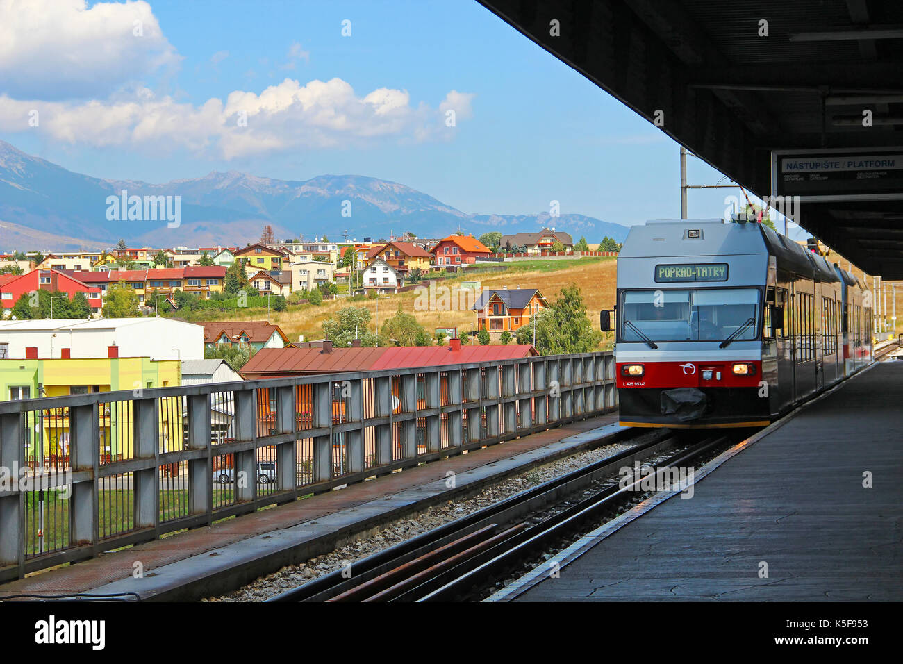 POPRAD, SLOWAKEI - 27. AUGUST 2015: Moderne elektrische Zug der Tatra ...