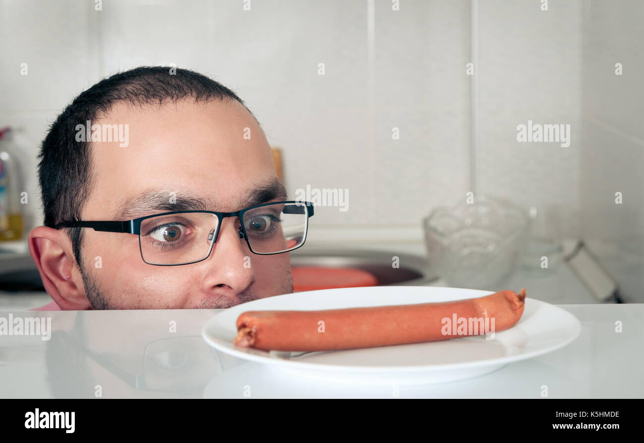 Mann sieht -Fotos und -Bildmaterial in hoher Auflösung – Alamy