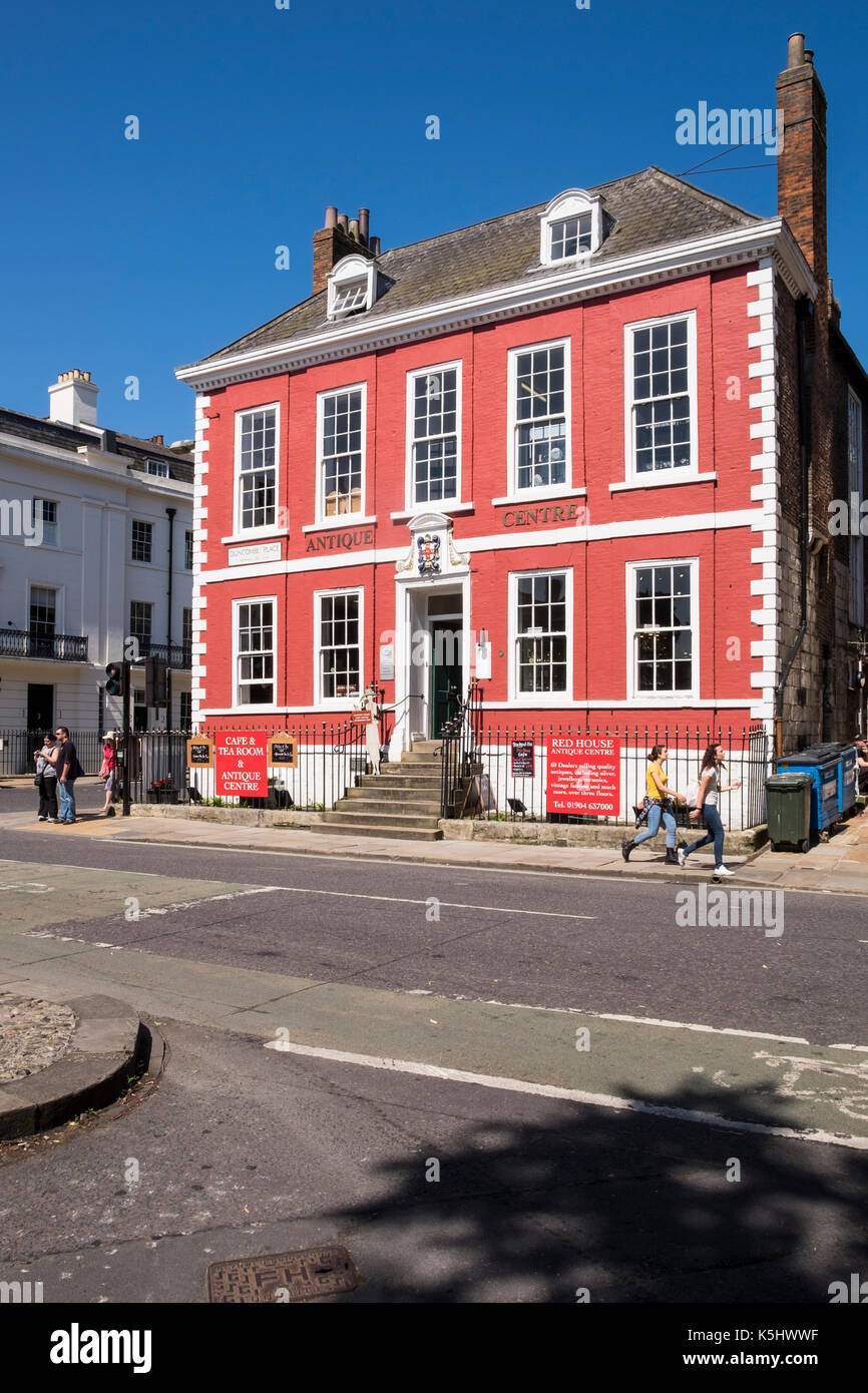 Rote haus antiquitäten -Fotos und -Bildmaterial in hoher Auflösung – Alamy