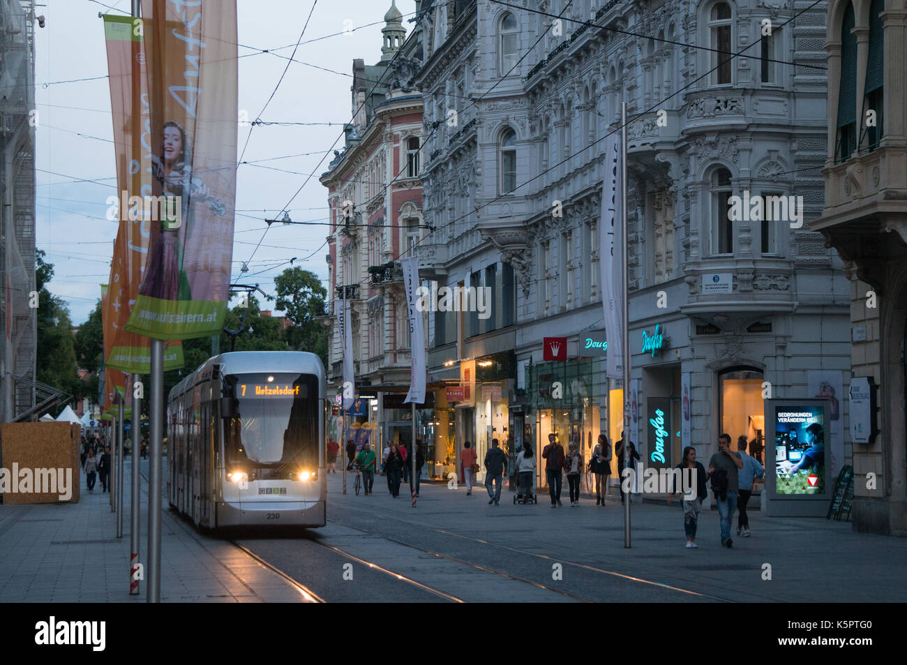 Graz, Österreich - 9. September 2017: Eine moderne Tram in der Altstadt ...