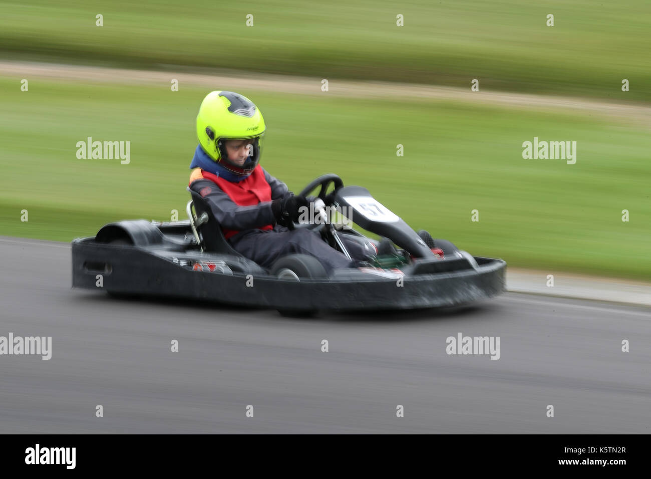 Karts in einer reihe -Fotos und -Bildmaterial in hoher Auflösung – Alamy