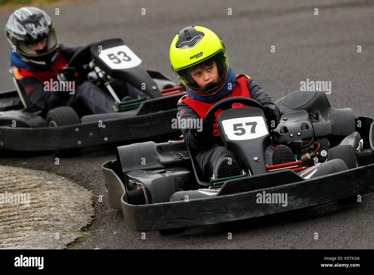Karts in einer reihe -Fotos und -Bildmaterial in hoher Auflösung – Alamy