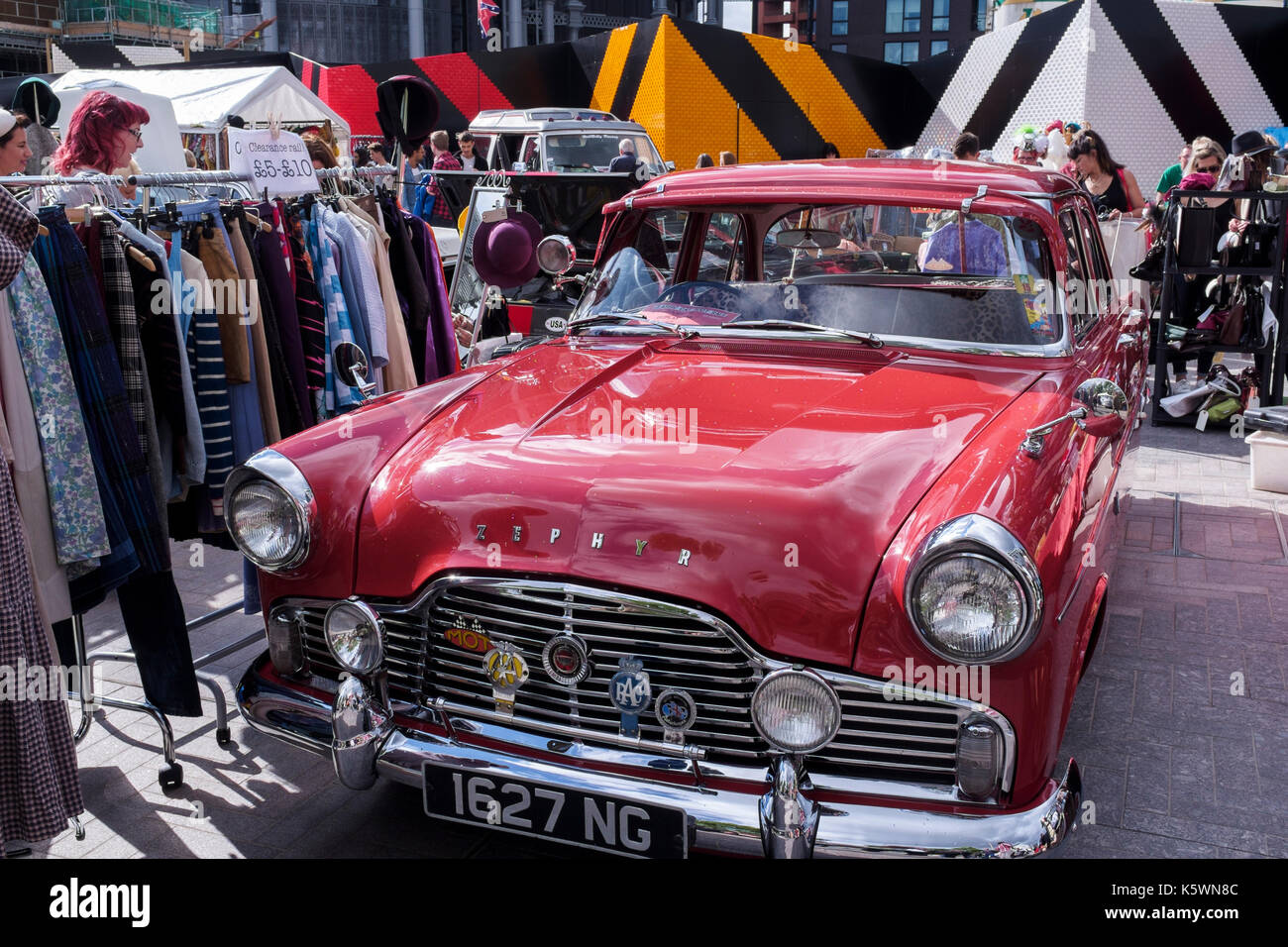 King's Cross classic car boot Sale. Vintage Mode, Haushaltswaren und ...