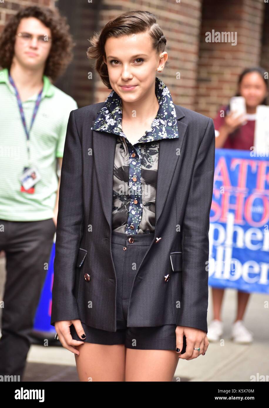 Millie Bobby Brown kommt an "Das späte Erscheinen mit Stephen Colbert ...