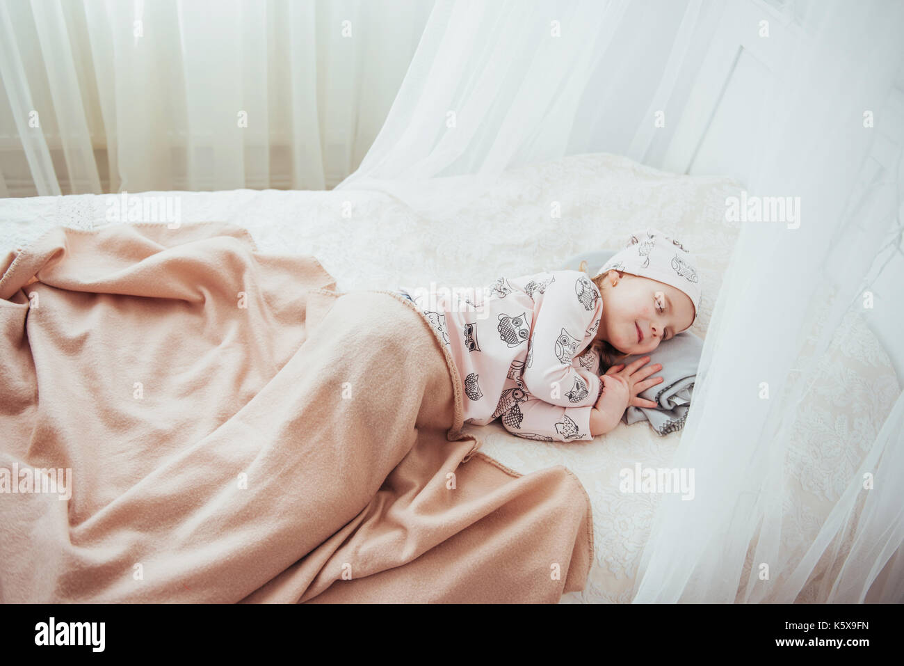 Mädchen Schläft Im Bett Fotos Und Bildmaterial In Hoher Auflösung