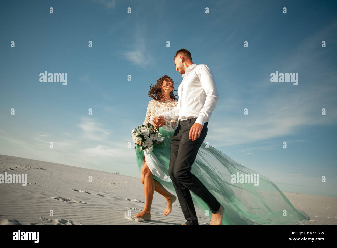 Braut und Bräutigam halten Hände, Lachen fröhlich und barfuß in der ...