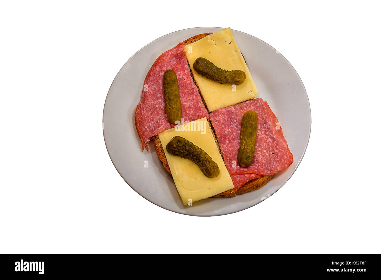 Einfache Brot, Brot mit Wurst und Käse und eine kleine Gurken bedeckt ...