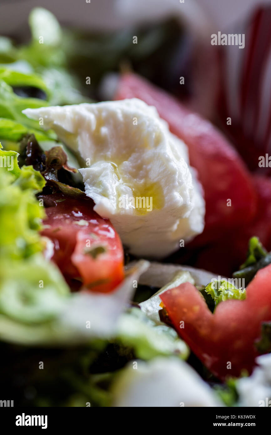 Griechischer Salat mit Feta Käse, Olivenöl, Tomaten, Salat, Zwiebel und ...