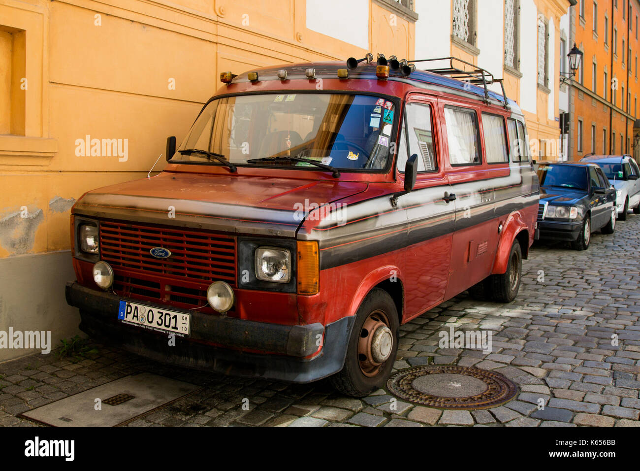 Ein alter Ford Transit van umgewandelt in ein Wohnmobil auf einer ...