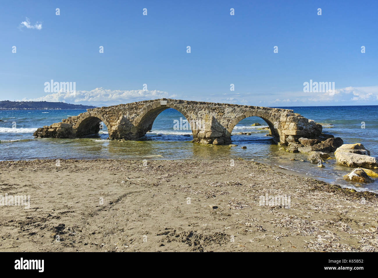 Mittelalterliche Brücke im Wasser am Strand Argassi, Zakynthos Insel ...