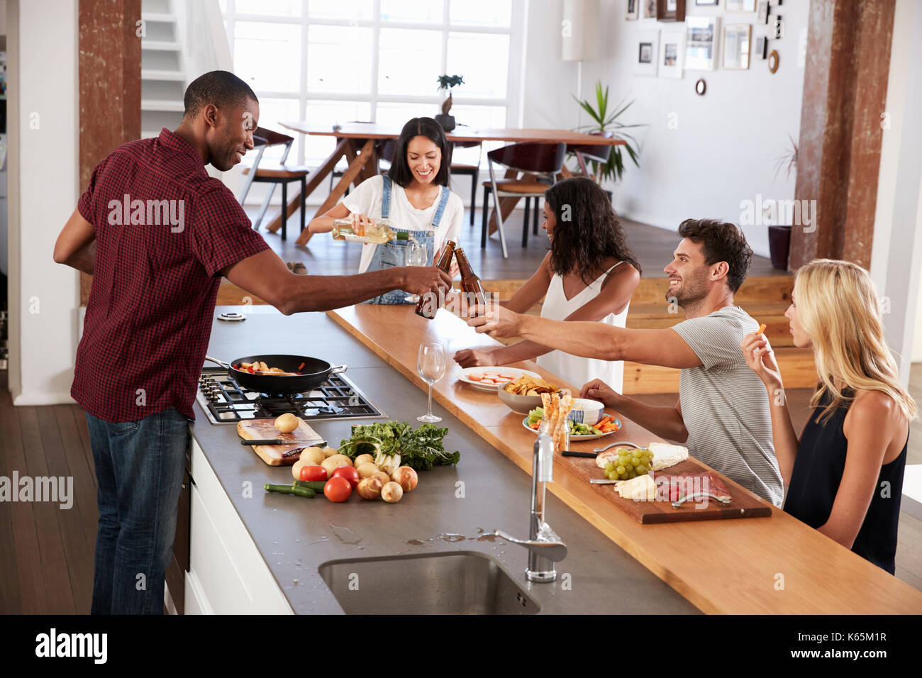 Essen servieren -Fotos und -Bildmaterial in hoher Auflösung – Alamy