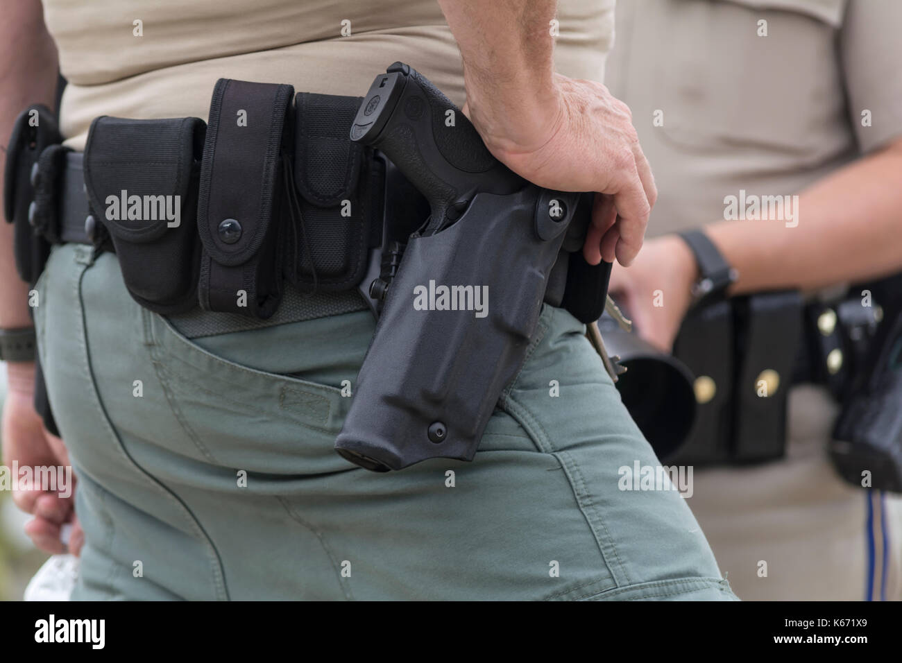Der Polizeioffizier duty Gürtel mit Waffe, Munition Beutel, und ...