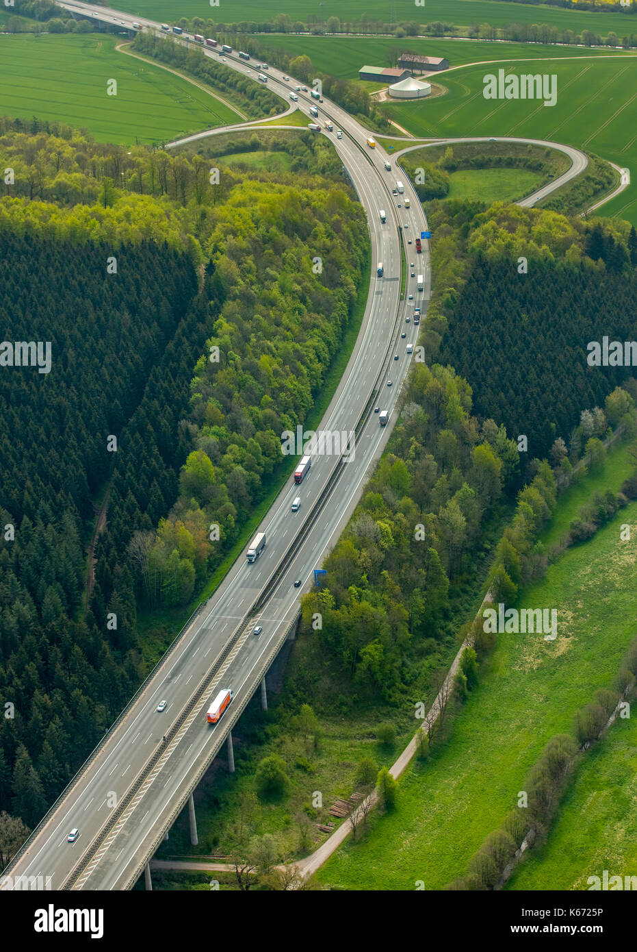Autobahn A44 am Autobahnkreuz Marsberg, Autobahnverlauf durch den Wald ...
