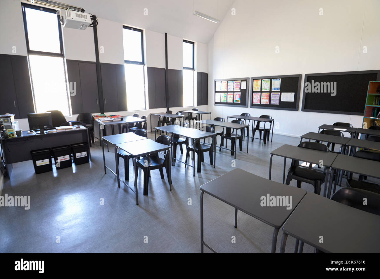 Sonnendurchflutete moderne Grundschule Klassenzimmer Stockfotografie ...