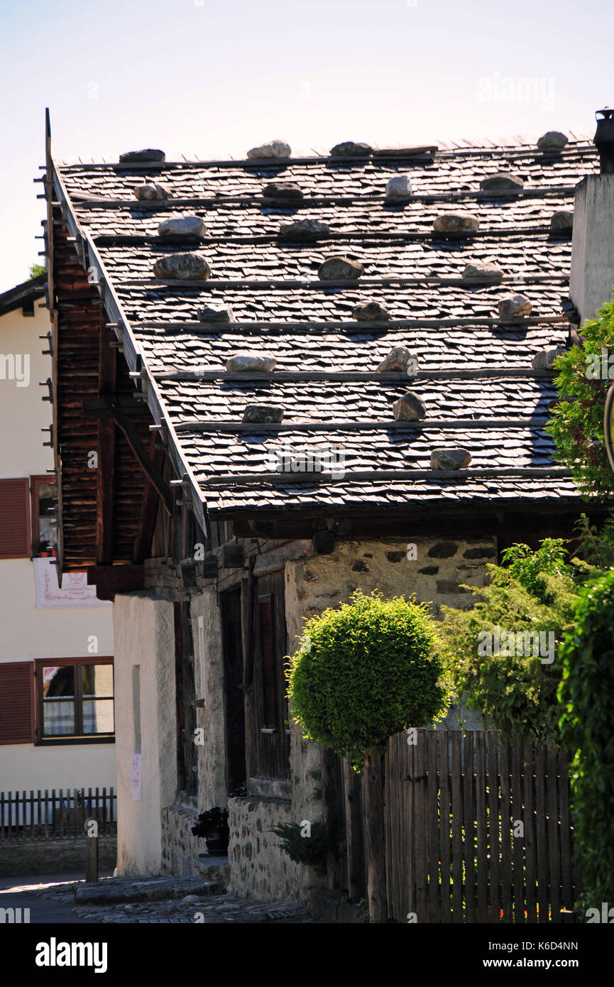 Latsch, Italien. 18 Juni, 2017. Blick auf ein altes Fachwerkhaus in der ...