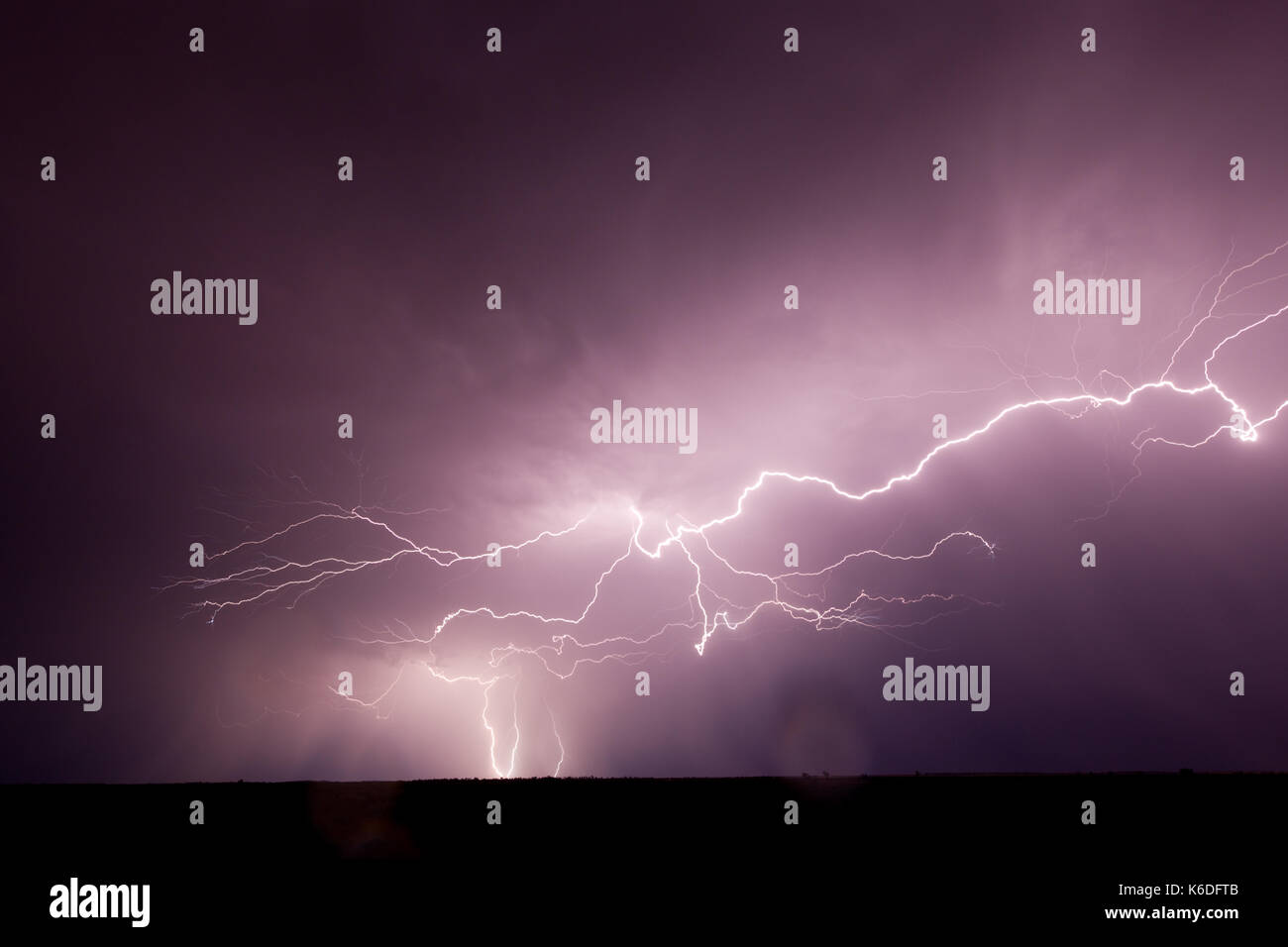 Blitze stlisiert -Fotos und -Bildmaterial in hoher Auflösung – Alamy