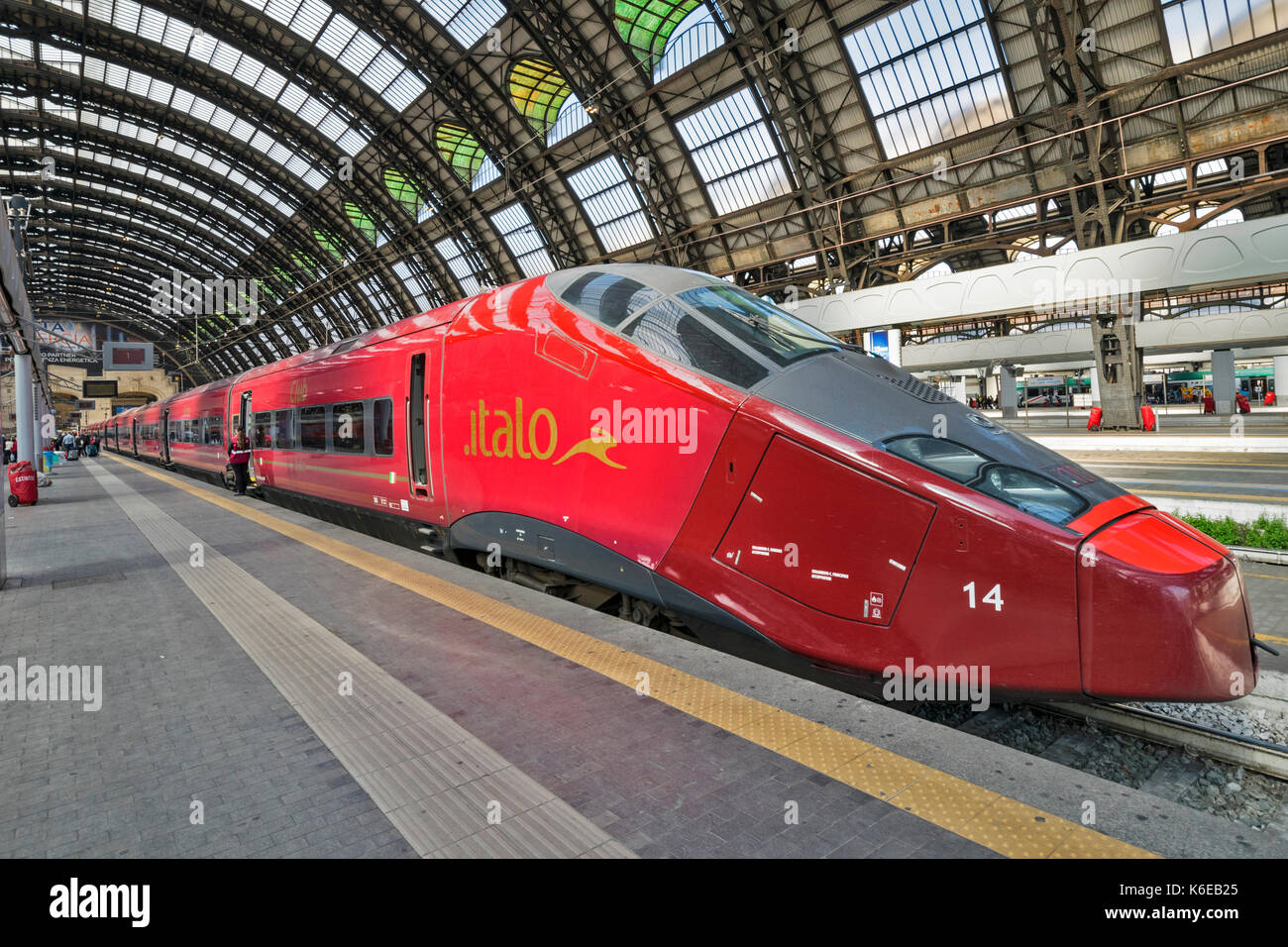 High speed train italy -Fotos und -Bildmaterial in hoher Auflösung – Alamy