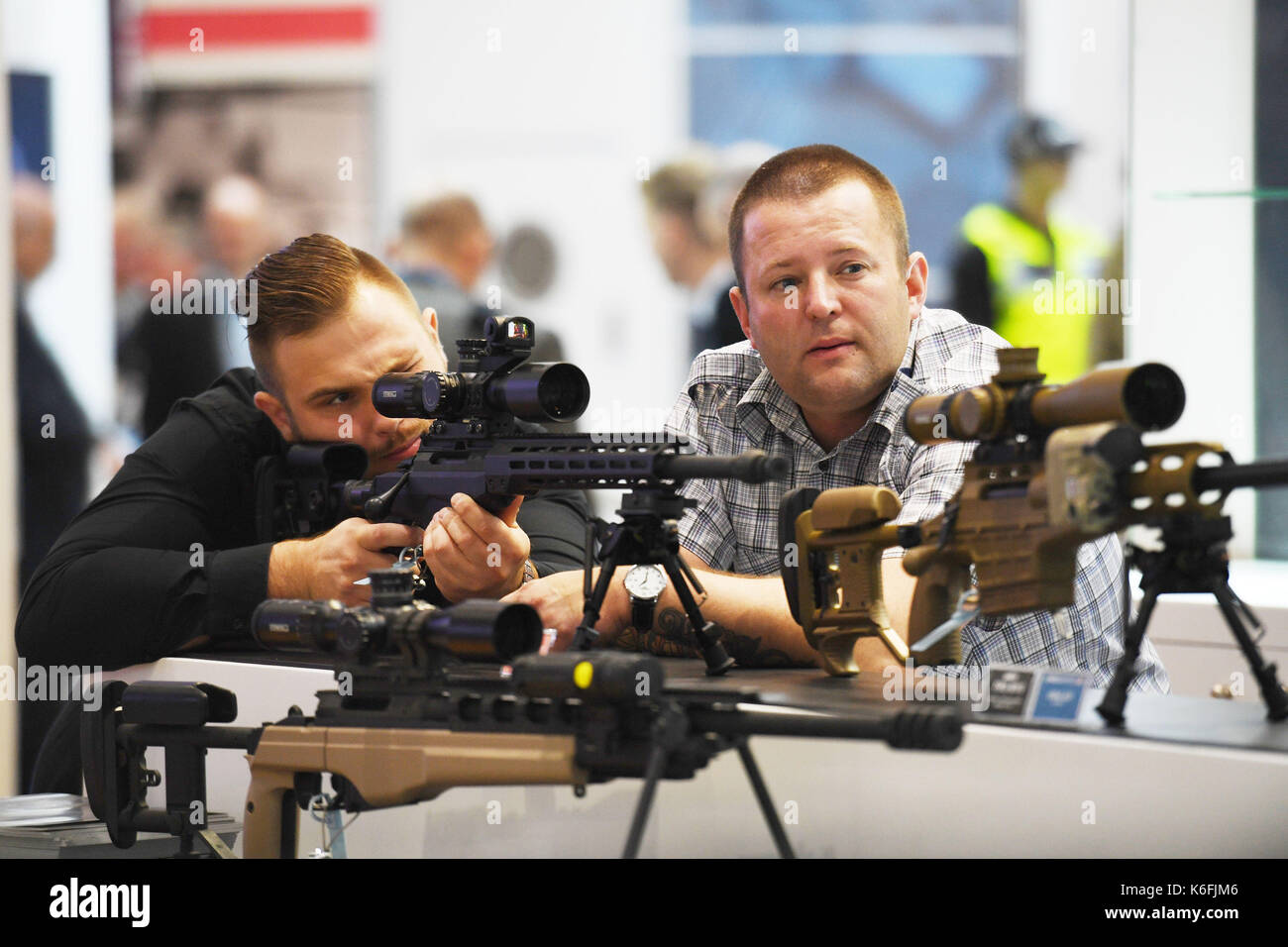 A sniper rifle -Fotos und -Bildmaterial in hoher Auflösung – Alamy