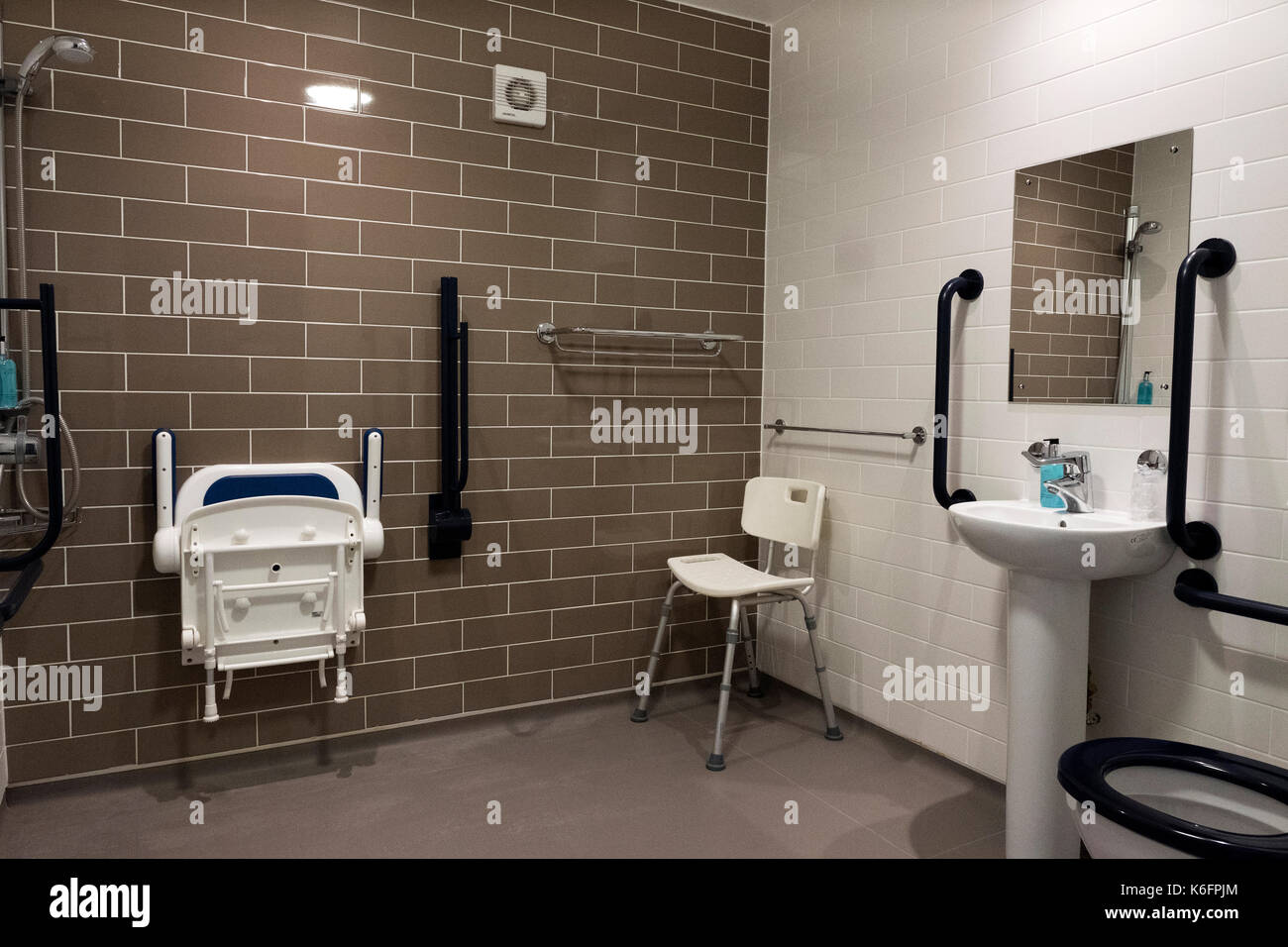 Handicap dusche -Fotos und -Bildmaterial in hoher Auflösung – Alamy