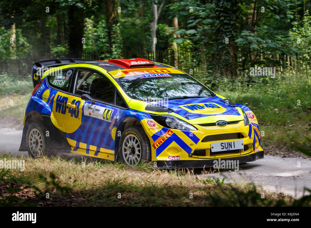 2012 Ford Fiesta R5 M-Sport WRC Rally Auto auf den Wald Bühne mit ...