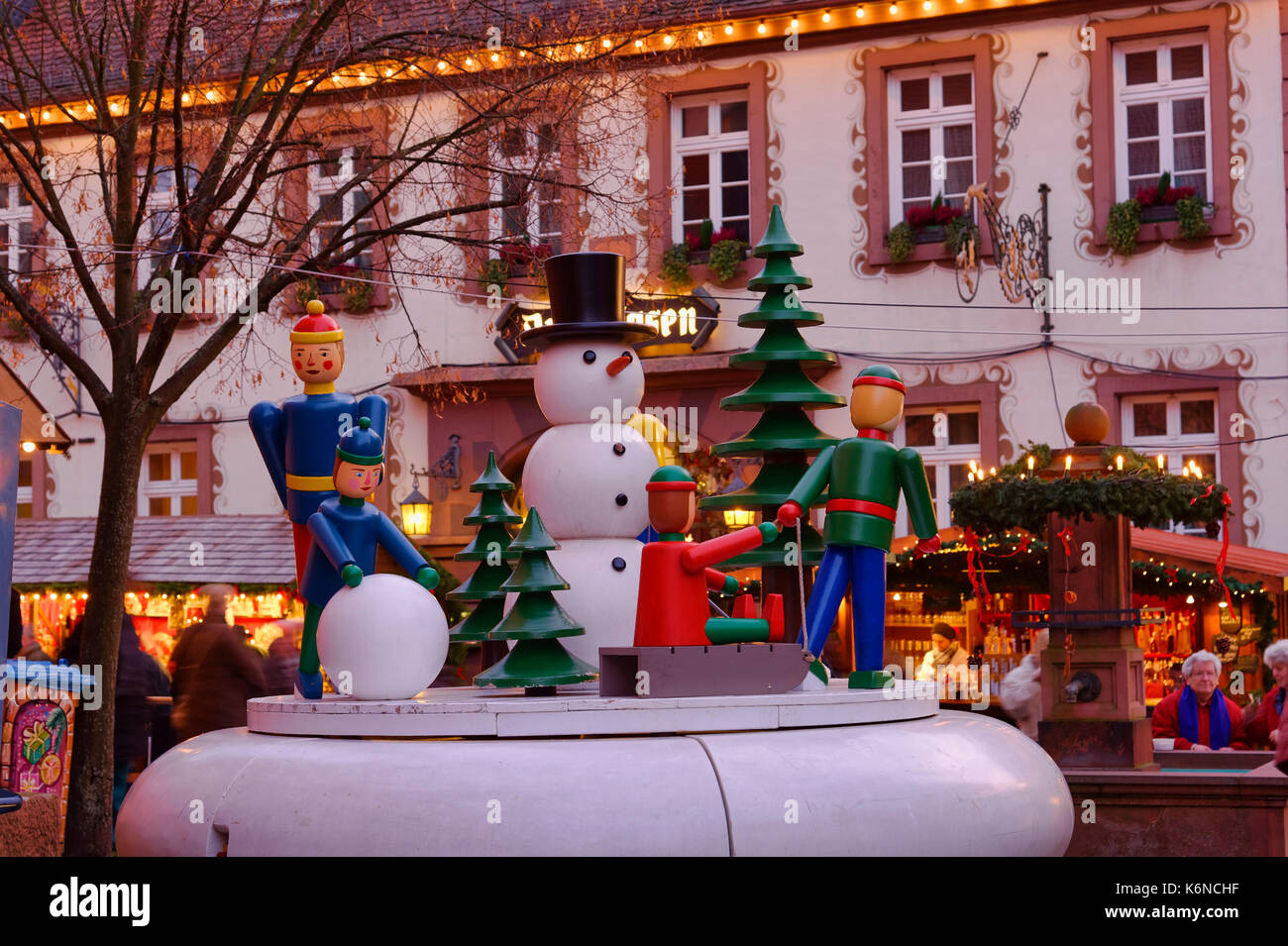 Weihnachtsmarkt in Michelstadt im Odenwald: Holz Schneemann und Winter ... Weihnachtsmarkt in Michelstadt im Odenwald: Holz Schneemann und Winter ...