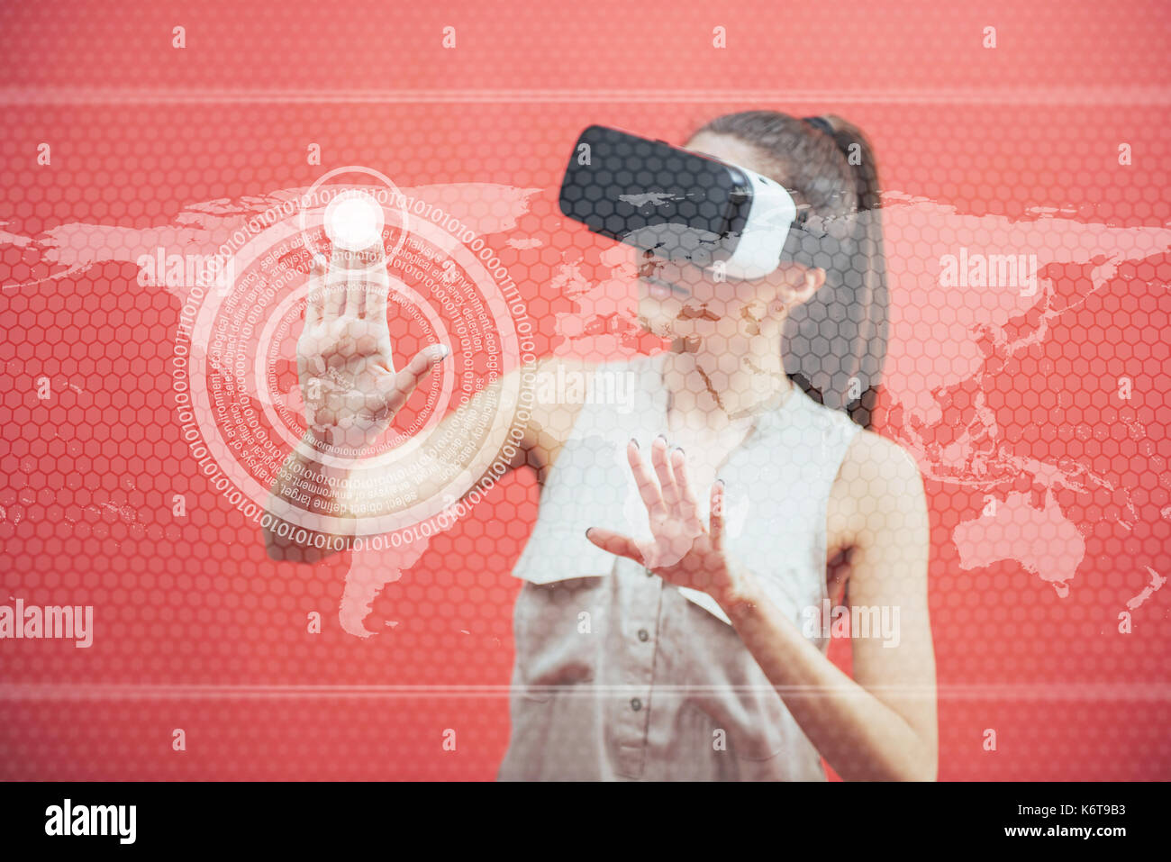 Glückliche Frau im Studio erhält die Erfahrungen mit VR-Brille virtual reality Headset ...