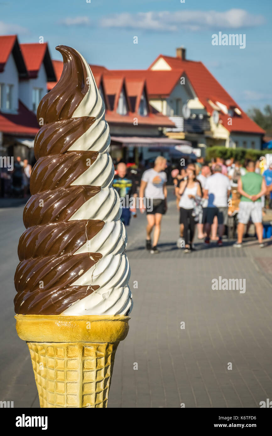 Large ice cream cone -Fotos und -Bildmaterial in hoher Auflösung – Alamy